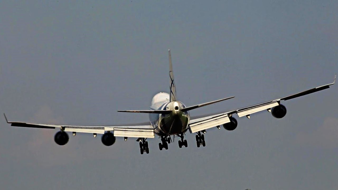 B747 hard landing, due to turbulence previous B747 landing - YouTube