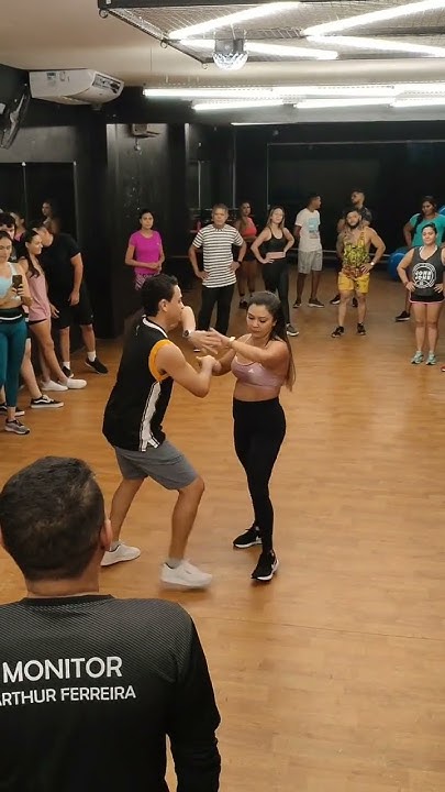 mostrando uma sequência de passos básicos do ritmo zouk para os meus alunos. #ananindeua #zouk ...
