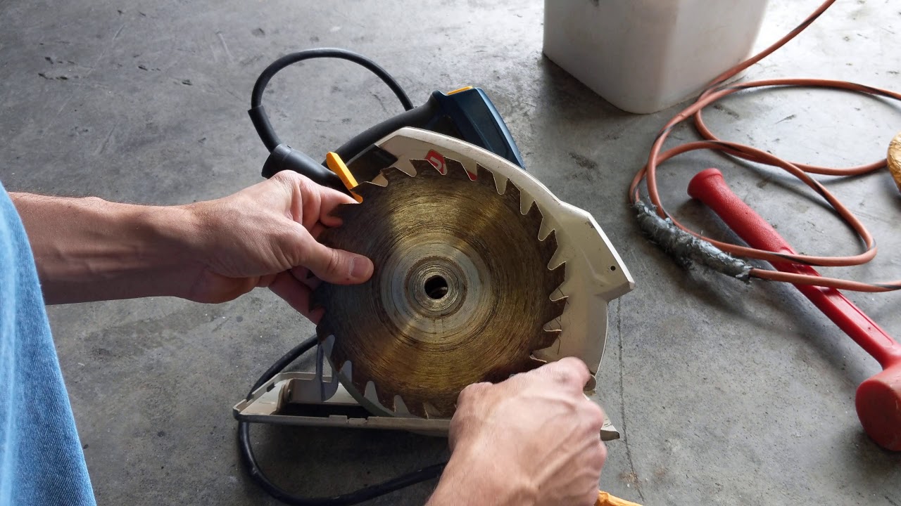 HOW TO PUT IN A CIRCULAR SAW BLADE | WHICH WAY SHOULD THE TEETH ON A ...