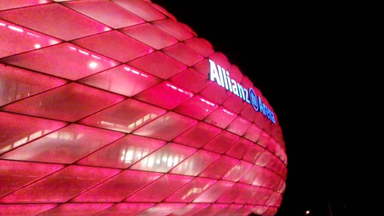 Allianz Arena changes colour - YouTube