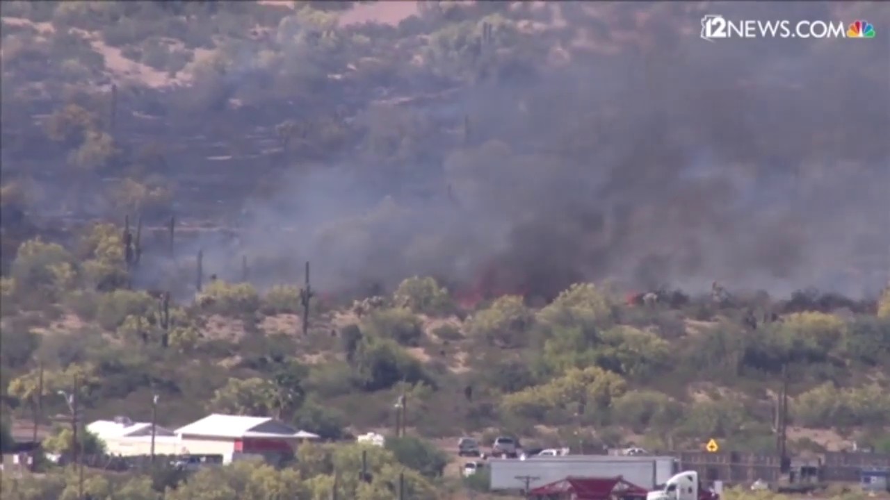 Brush fire in Apache Junction causes evacuations - YouTube