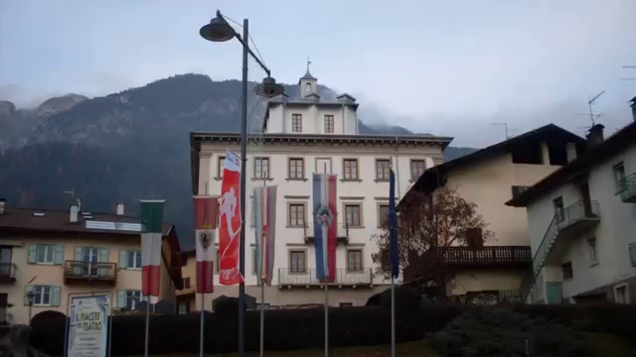 Fotografie di Tesero in val di Fiemme durante il periodo dell'avvento ...