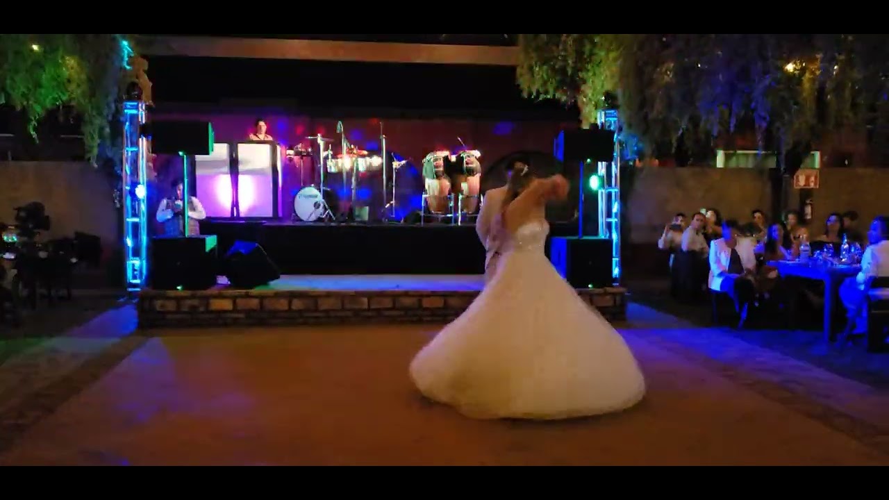 Vals XV... Valeria & Andrés - YouTube
