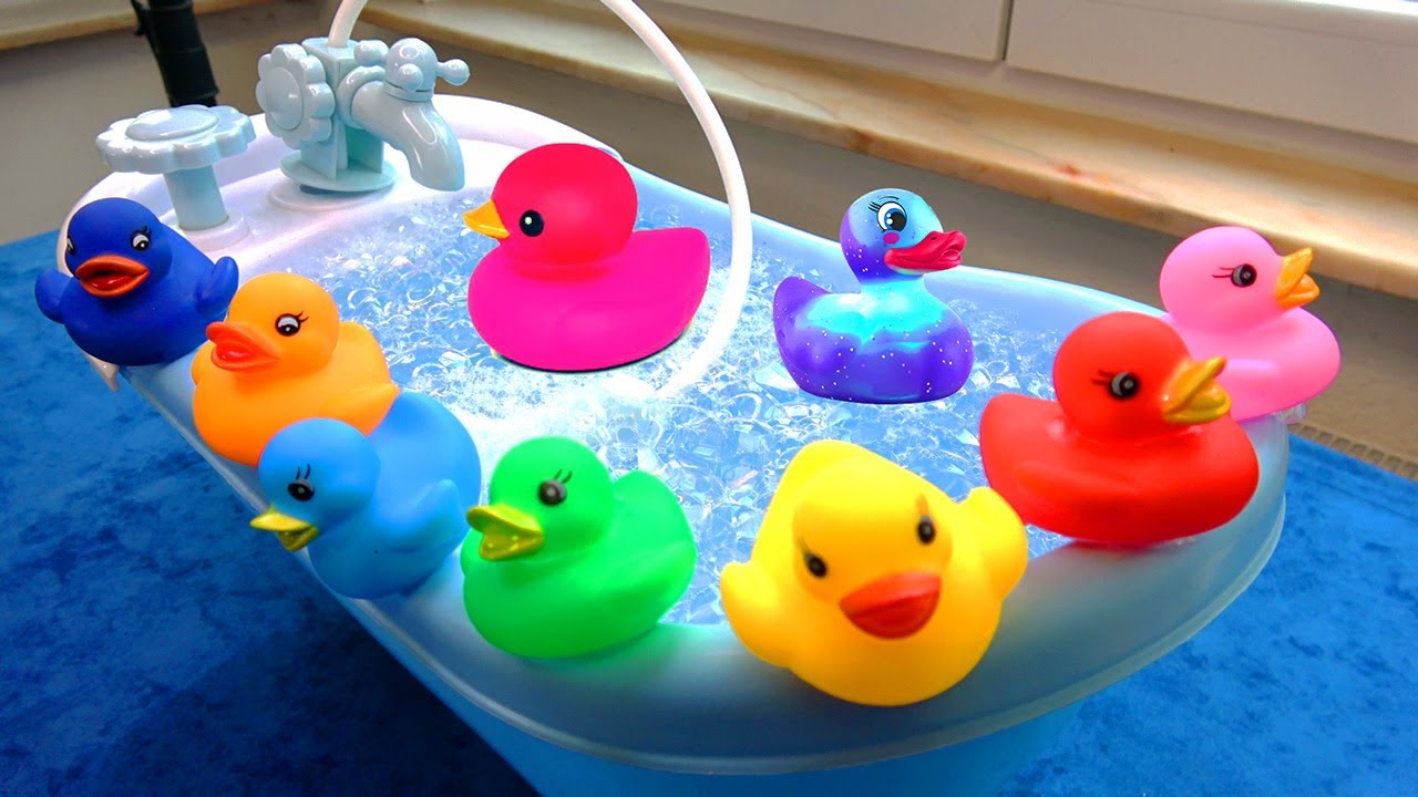 Patitos De Goma De Colores En El Agua
