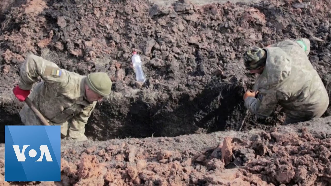Ukrainian Troops Dig Trenches on Bakhmut’s Outskirts | VOA News - YouTube
