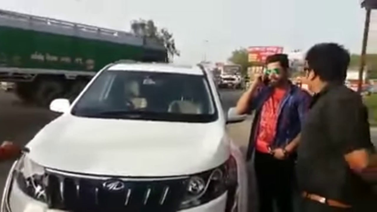 Uttar pradesh police against vip protocol. Car with vip siren(huter ...