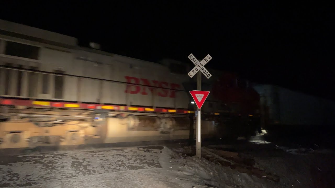A GEVO and BNSF Warbonnet 4710 thru Ste Genevieve Mo in the snow #bnsf ...