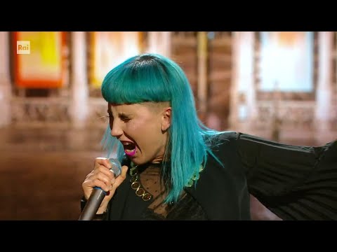 Mina Blue canta \