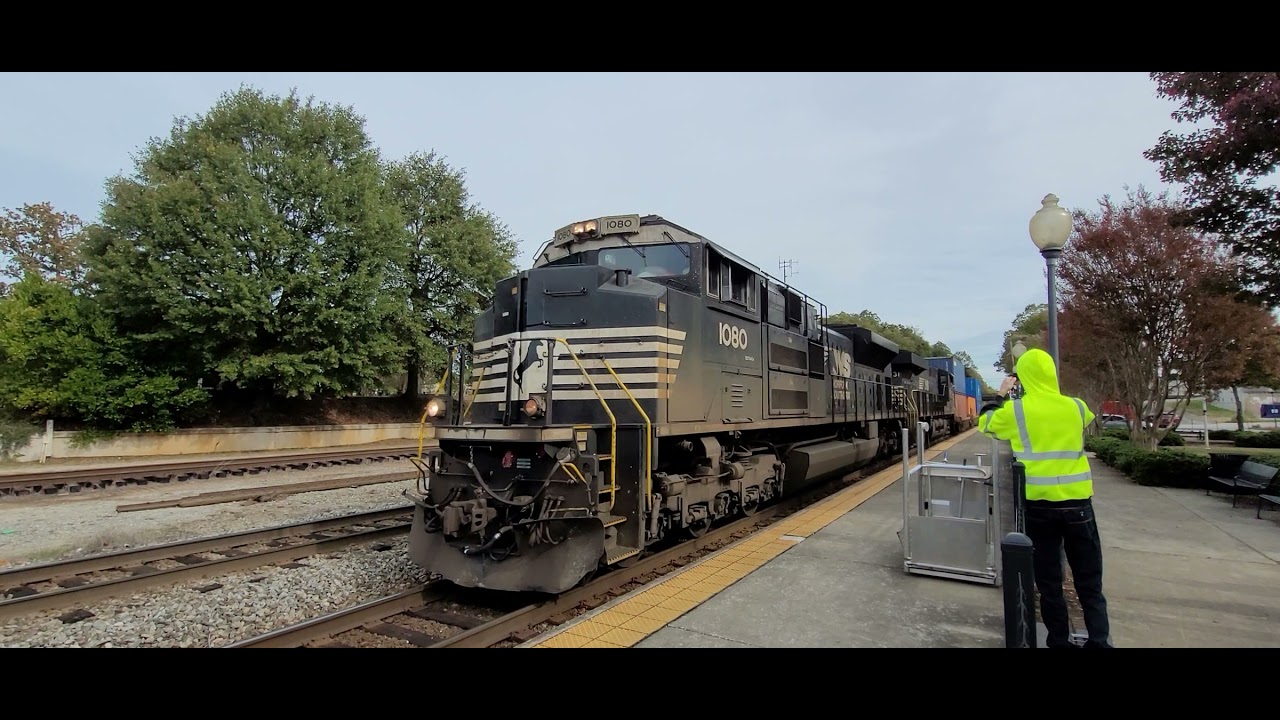 NS 237 Intermodal Spartanburg, SC w/ACe leader pulling an extremely short freight - YouTube