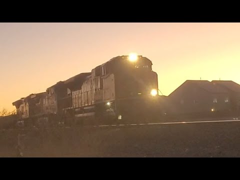 FIRST FLAGLESS ACe w/ broken light! UP 8447 East leads a manifest out of Arden yard. - YouTube