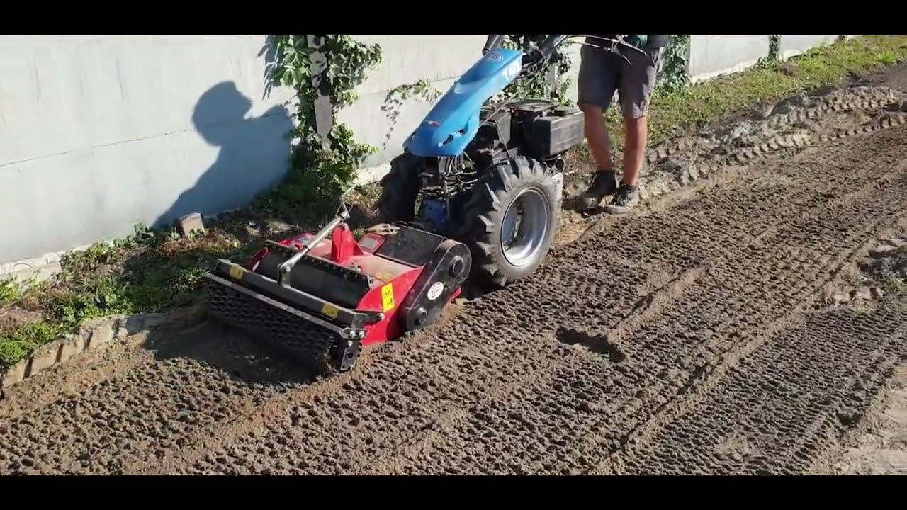 Jak pozbyć się starej trawy i wstępnie wyrównać teren?Glebogryzarka ...