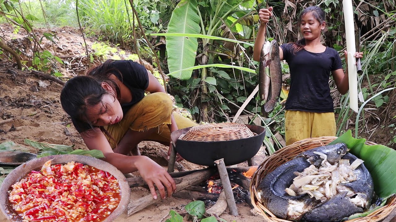 Survival cooking in the forest- Cooking fish Banana tree with Peppers ...