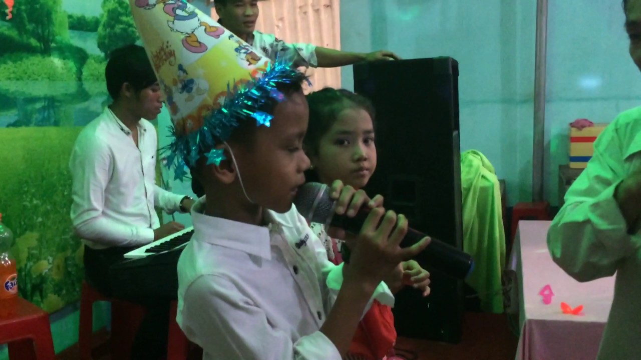 Bé trai hát Bun Phum - nhạc khmer trong sinh nhật - YouTube