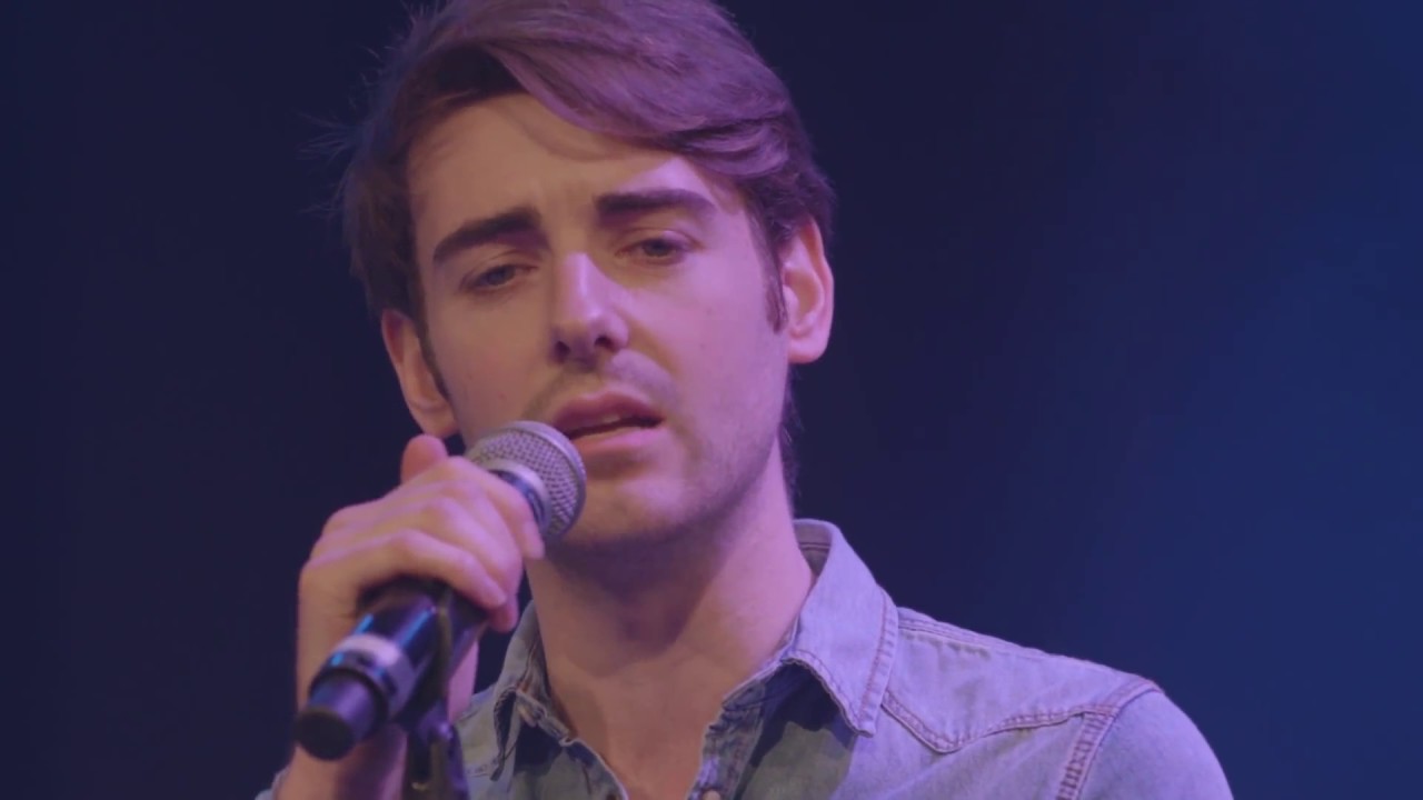 SIMON GORDON sings 'Playing Games' at Daniel and Laura Curtis Live ...