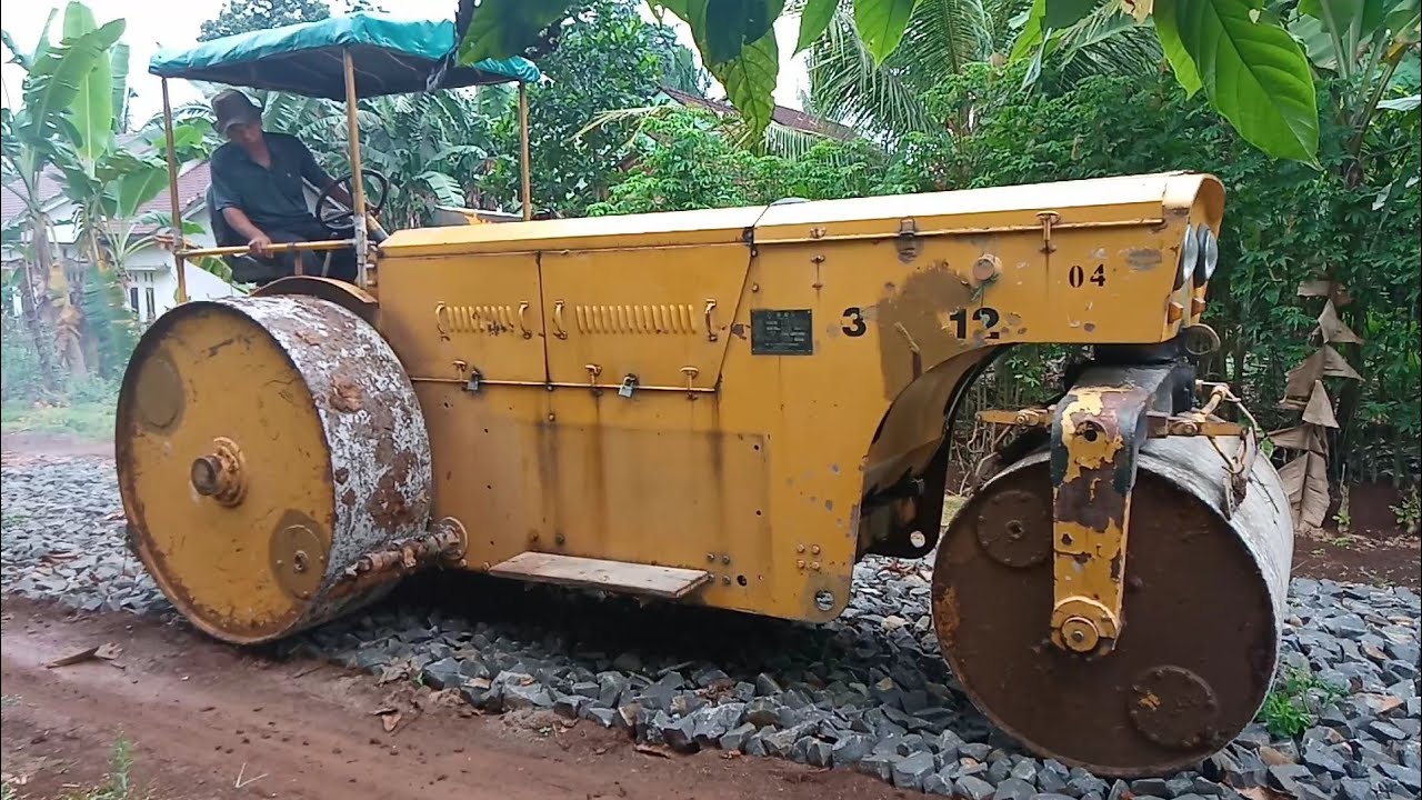 Slender Aspal Besar (stoom walls) meratakan batu jalan desa - YouTube