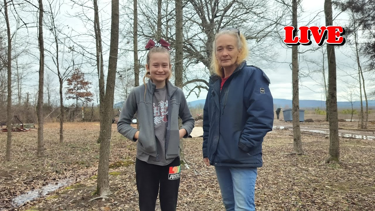 OUR FIRST LIVE! COME JOIN US😁 - YouTube