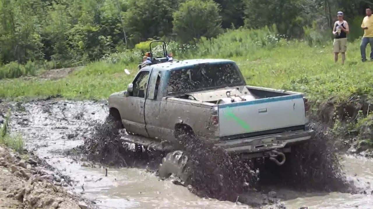 Big GMC Mega Truck Clears The Tank Trap At Wolf Springs Mud Bog Aug ...