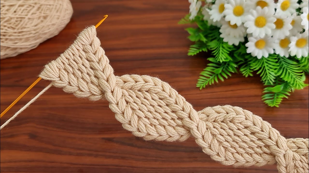 You will love this Tunisian crocheted curved hair band model, it is ...