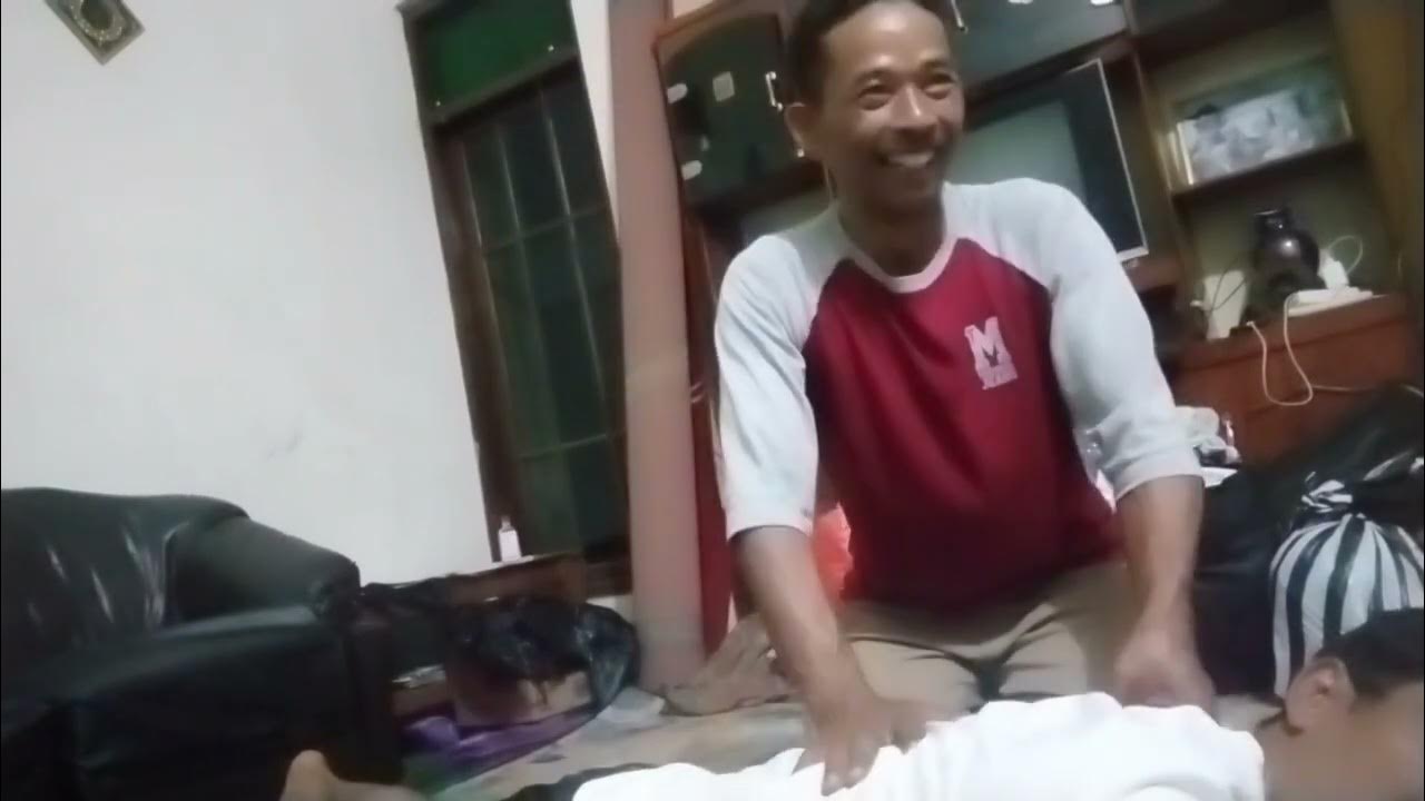 Pijat badan capek brondong tua - YouTube