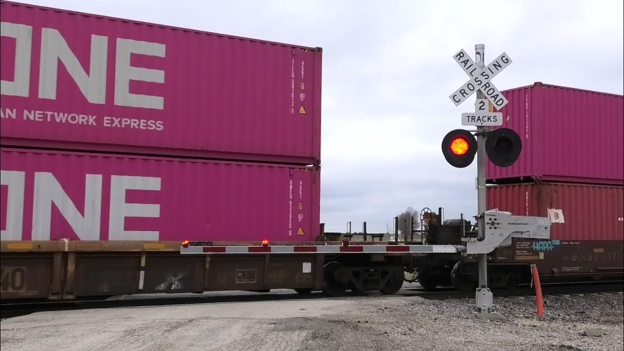 UP 5839 Meets UP 5465 in Morrison, IL 3/24/21 - YouTube