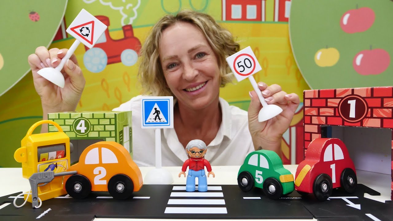 Nicoles Spielzeug Kindergarten. Die Autos lernen die Verkehrsregeln ...