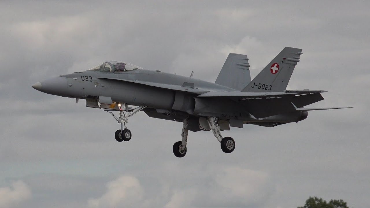 F18 Hornet performance maneuvers 🇨🇭 - YouTube