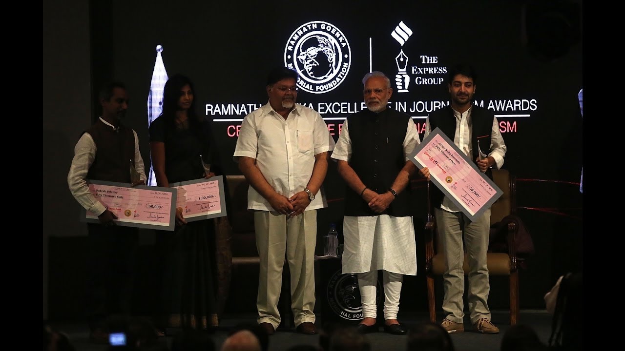 Aamir Rafiq Peerzada receiving Ramnath goenka award for onspot ...