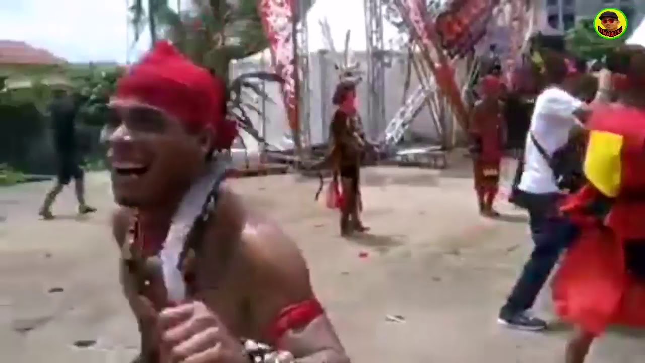 Persembahan Pasukan Merah Borneo | Dayak Borneo - YouTube