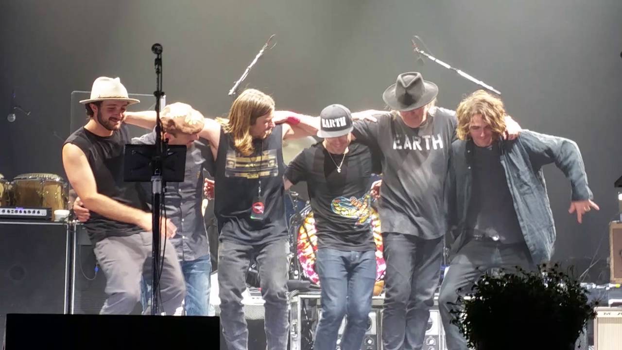 Neil Young - Goofy goodbye with Promise of the Real - Amsterdam Ziggo ...