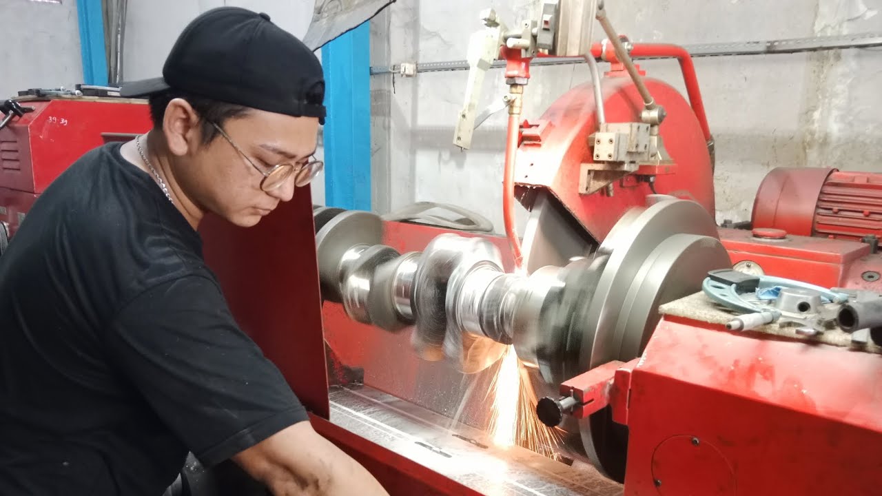 PROSES GRINDING CRANKSHAFT CUMMINS TYPE-KTA 19 - YouTube