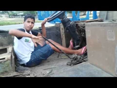 Medeirinhos dirigindo ônibus scania na pressão.