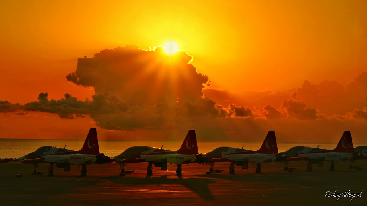 Trabzon havalimanı ucaklar türkyıldızları turkhavayollari - YouTube