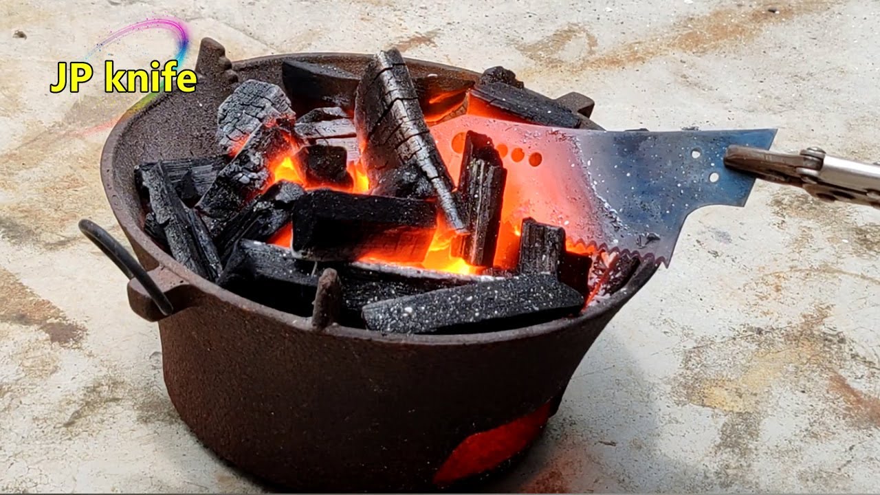 Carbon burned patterned giant tooth knife making~碳燒花紋巨齒刀製作 - YouTube