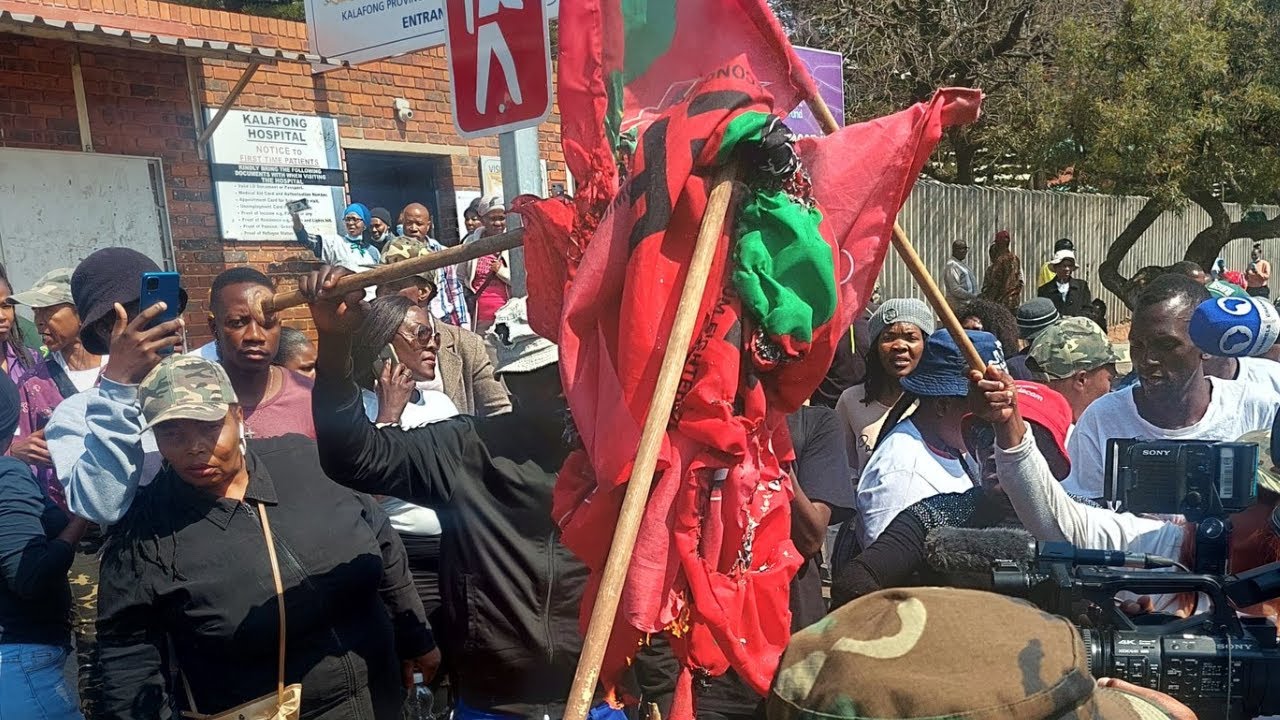 Operation Dudula protesters BURN EFF flags! | NEWS IN A MINUTE - YouTube