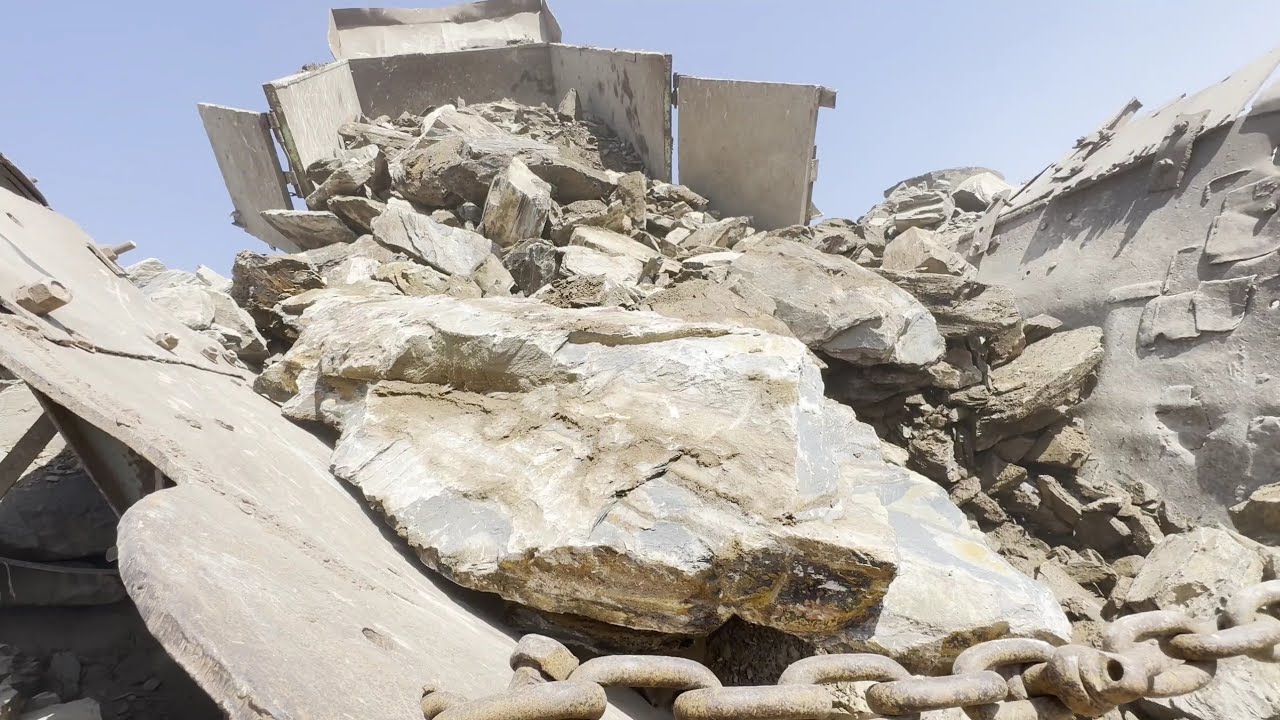 Jaw Giant Rock crusher in exclusive action |Dangrous rock crushing ...