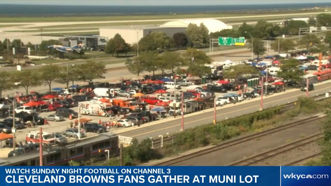 WATCH | Fans pack into Muni Lot for Sunday Night Football tailgating ...