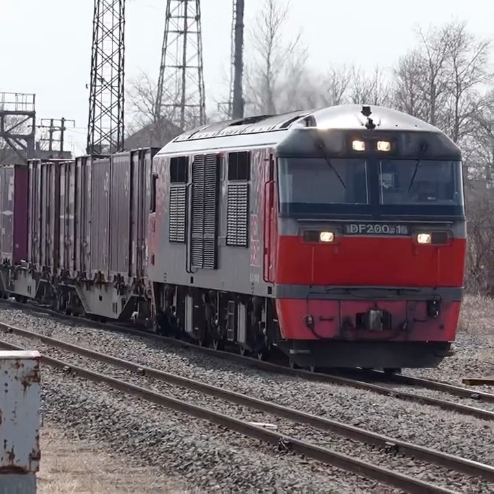 DF200-1トプナン@追分駅停車 - YouTube
