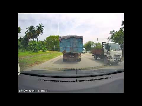 BQC 6346 Lorry ignore the red light traffic. Inconsiderate drivers ...