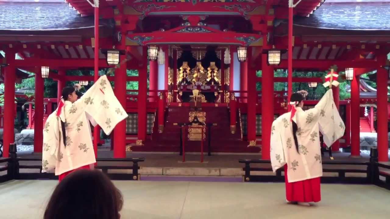 The dance by Miko Dedication prayer to God Ikuta Shrine Kobe Japan ...