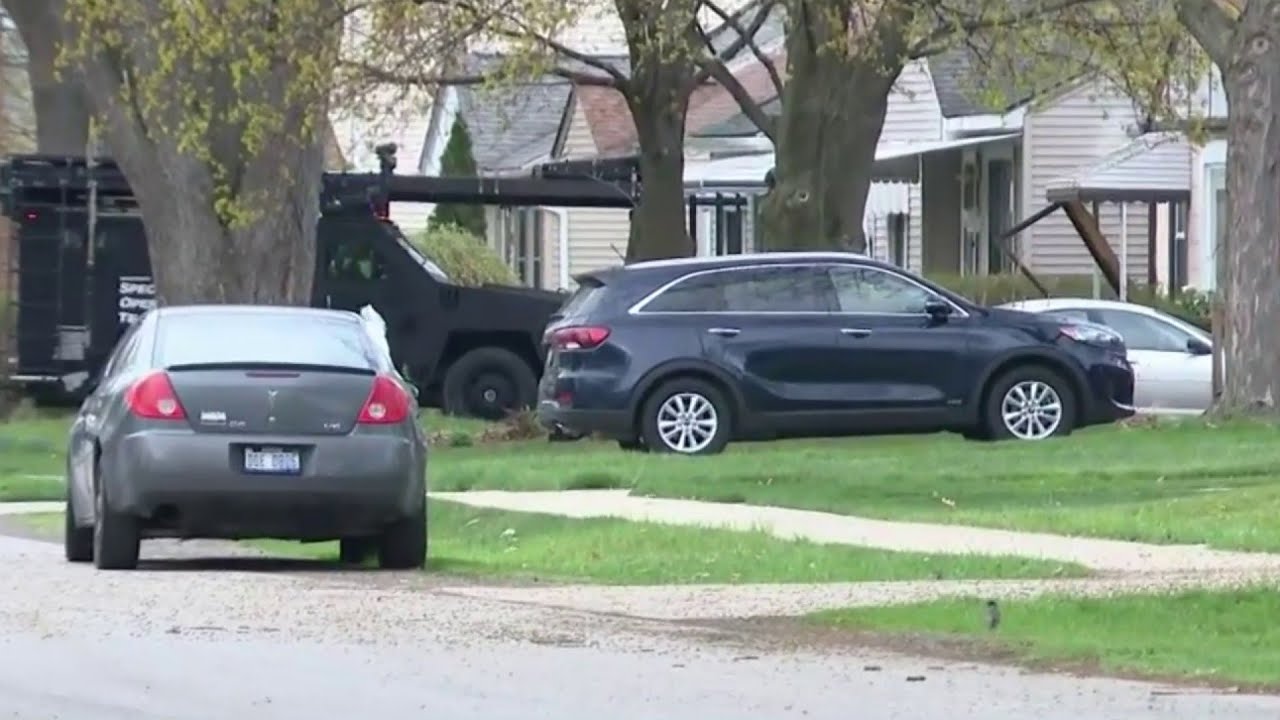 Police surrounding home in Redford - YouTube