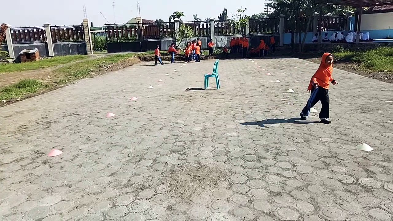 Gerak Dasar (Berlari berkelok kelok melewati rintangan) - YouTube