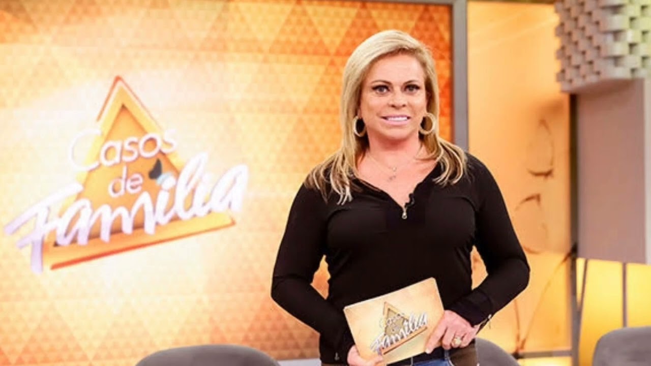 CRISTINA ROCHA COMEMORA RETORNO DO PROGRAMA CASOS DE FAMÍLIA - YouTube
