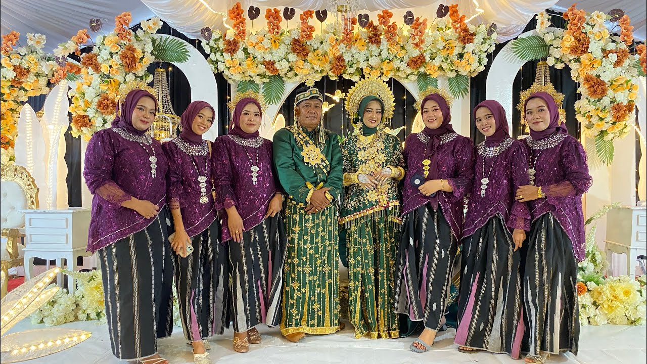 Tarian adat Bugis mappadendang - YouTube