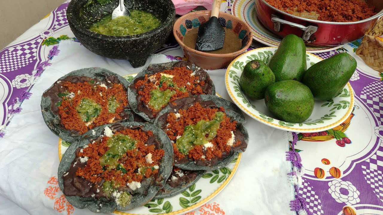 Memelitas Oaxaqueñas, un Sabroso Almuerzo con Salsa de Molcajete - YouTube