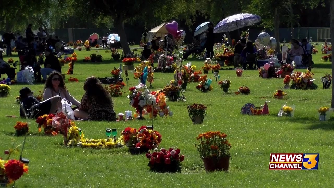 Hundreds gather at Coachella Valley Cemetery for Dia de los Muertos - YouTube