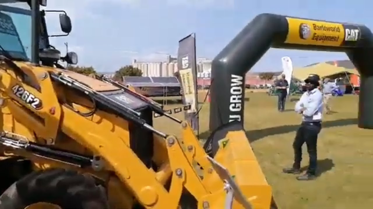 Ons stop by die groot geel masjiene hier op Nampo Kaap 2022 - YouTube