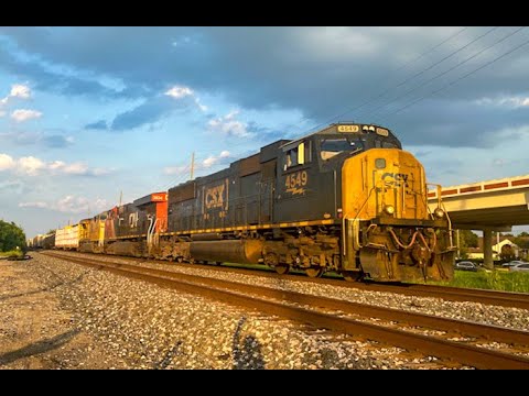 Colorful Lashup! CSX 4549 SD70MACe leads the MEWTU! - YouTube