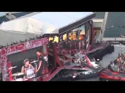 18 by 5sos Philly August 14, 2014 - YouTube