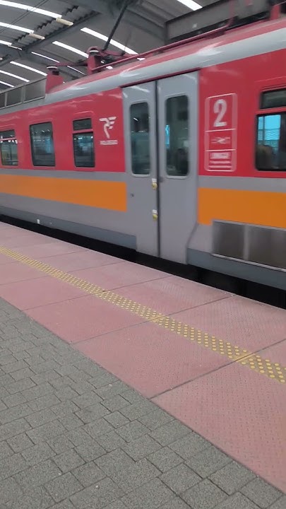EN57FPS-1724 jako Regio rel. Katowice - Kraków Płaszów odjeżdża z stacji Katowice #pkp #mikol # ...