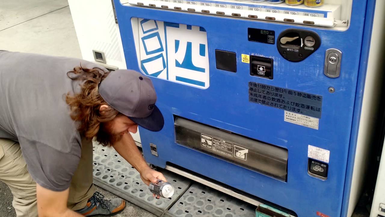 Ordering a beer from a vending machine. Japan is beautiful. - YouTube